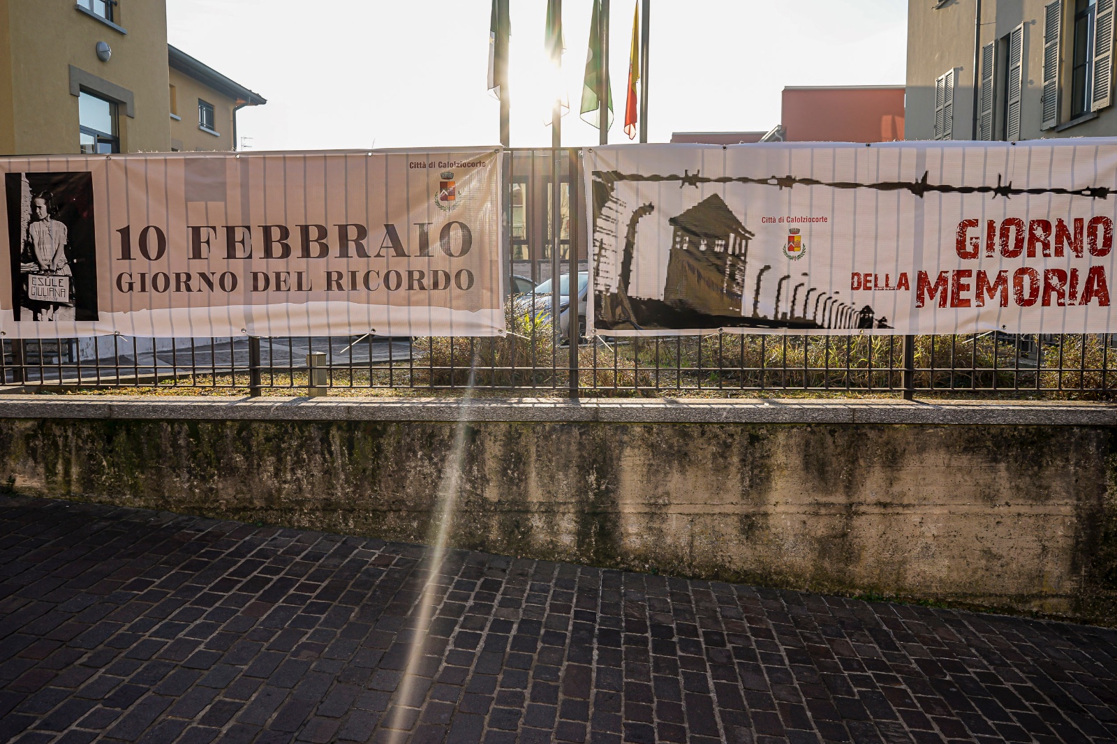 Giornata della Memoria e Giorno del Ricordo, striscioni affiancati: per ... Giornata della Memoria e Giorno del Ricordo, striscioni affiancati: per ...