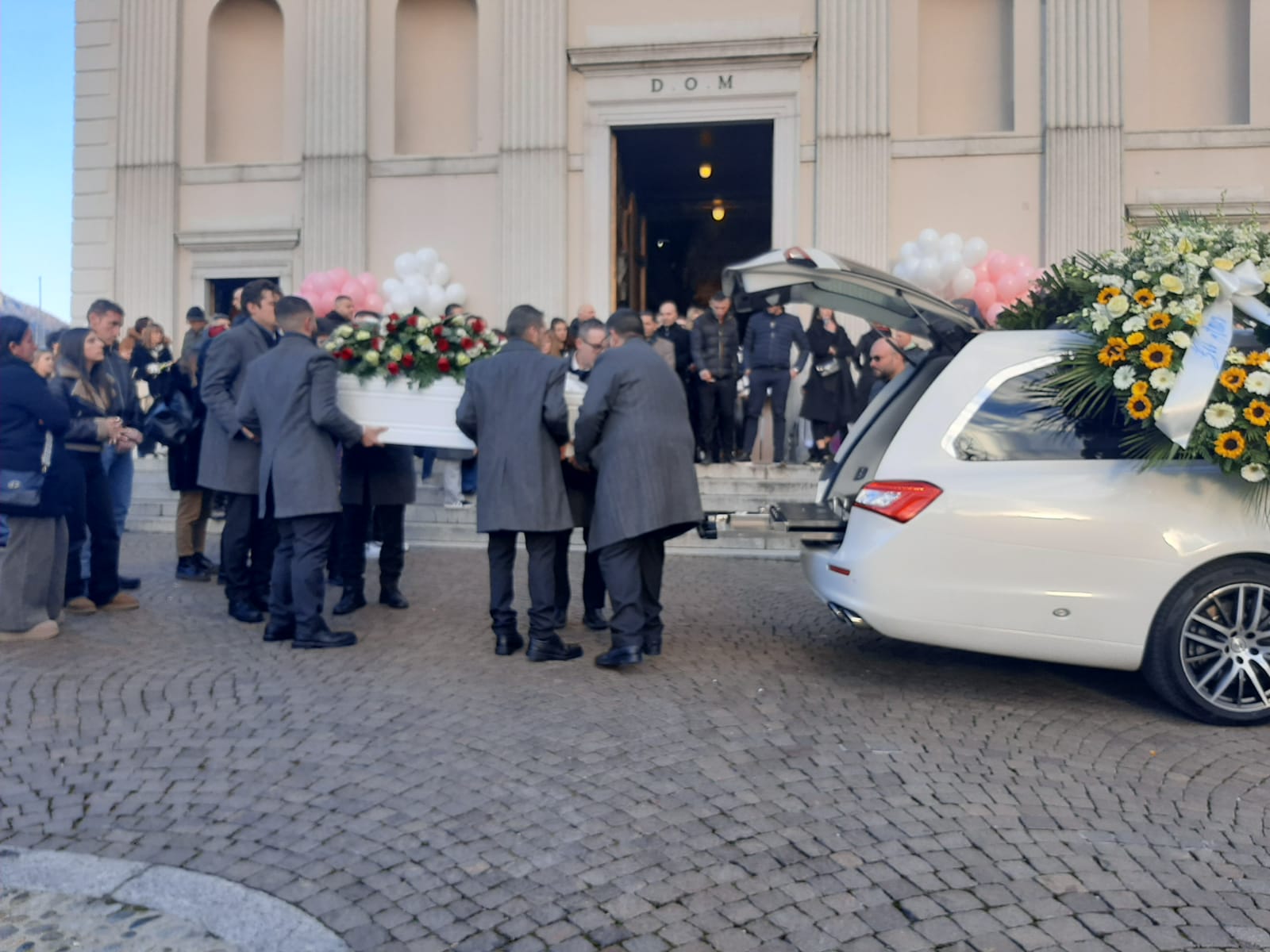 Folla ai funerali di Jennifer Alcani: "Lasciate la trasgressione ...